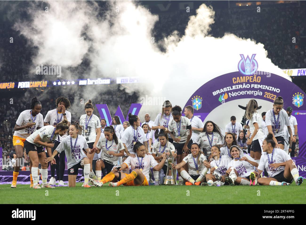 The Corinthians team celebrates their title after the match against ...