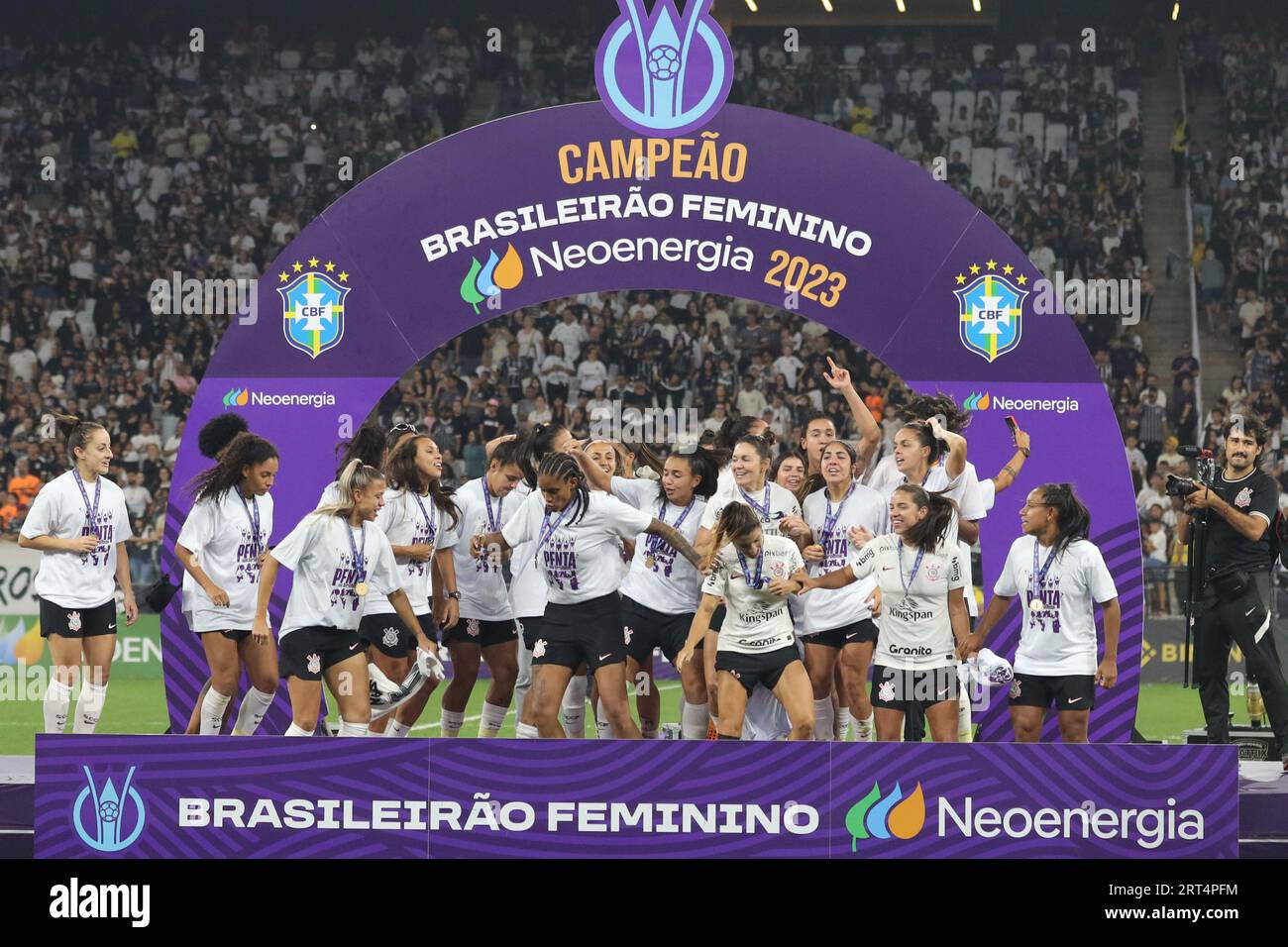 The Corinthians team celebrates their title after the match against ...