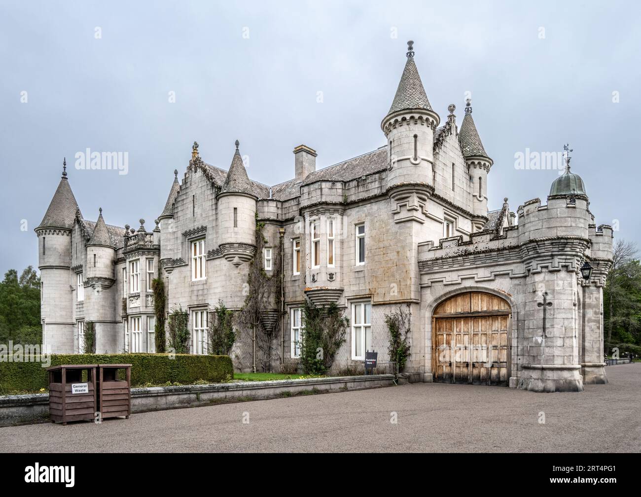 west side view of Balmoral Castle with the main vehicle entrance Stock ...