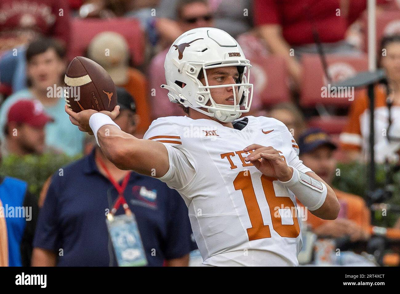 Texas quarterback Arch Manning (16) throws the ball during warmups ...