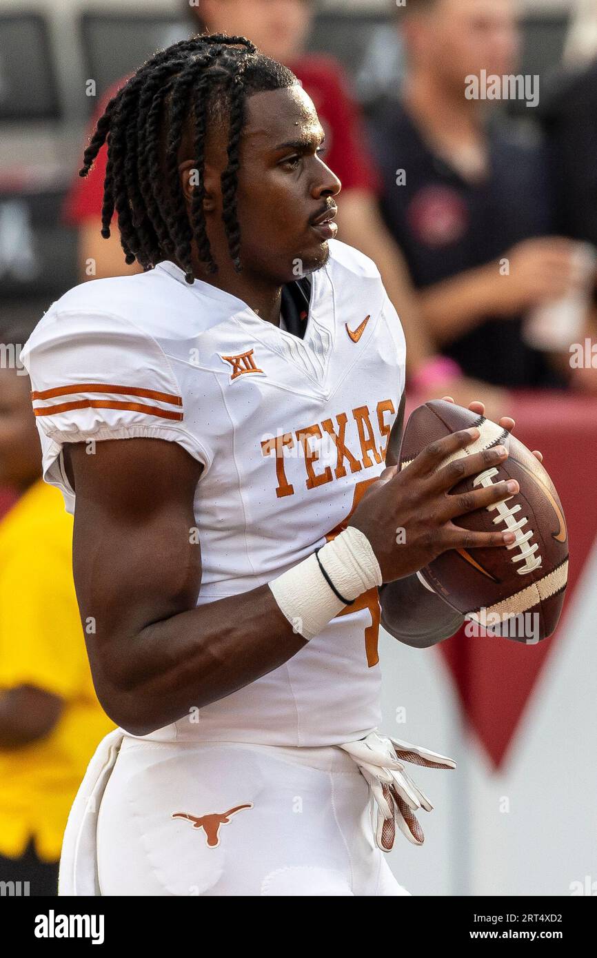 Texas running back CJ Baxter (4) tosses a football during warmups ...