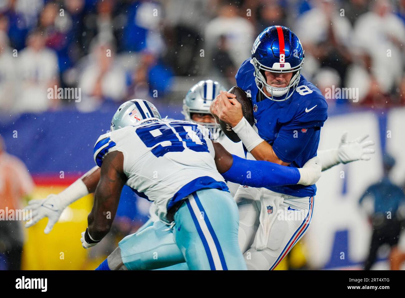 New York Giants quarterback Daniel Jones (8) struggles under pressure ...