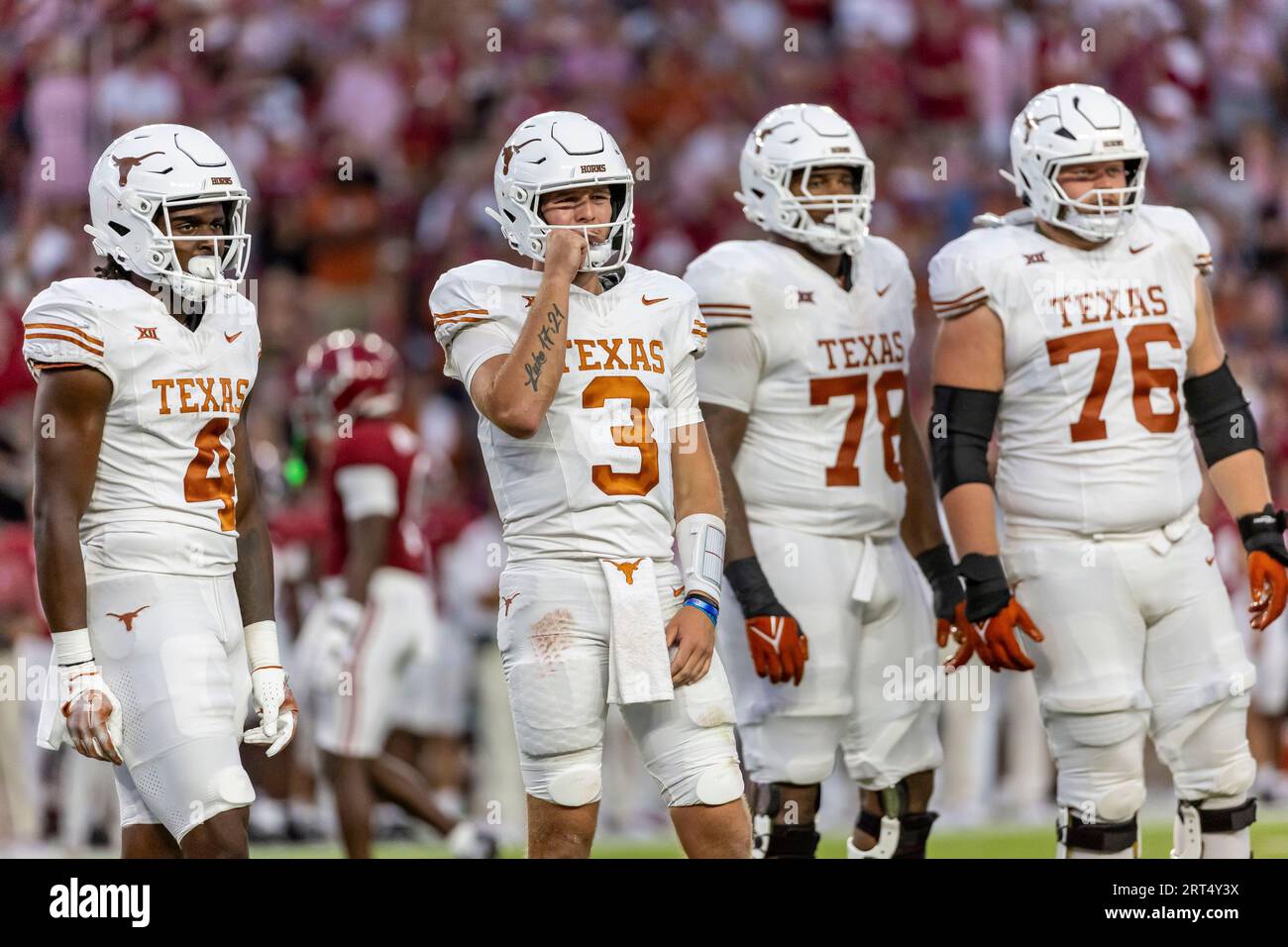 Texas running back CJ Baxter (4) and quarterback Quinn Ewers (3) wait ...