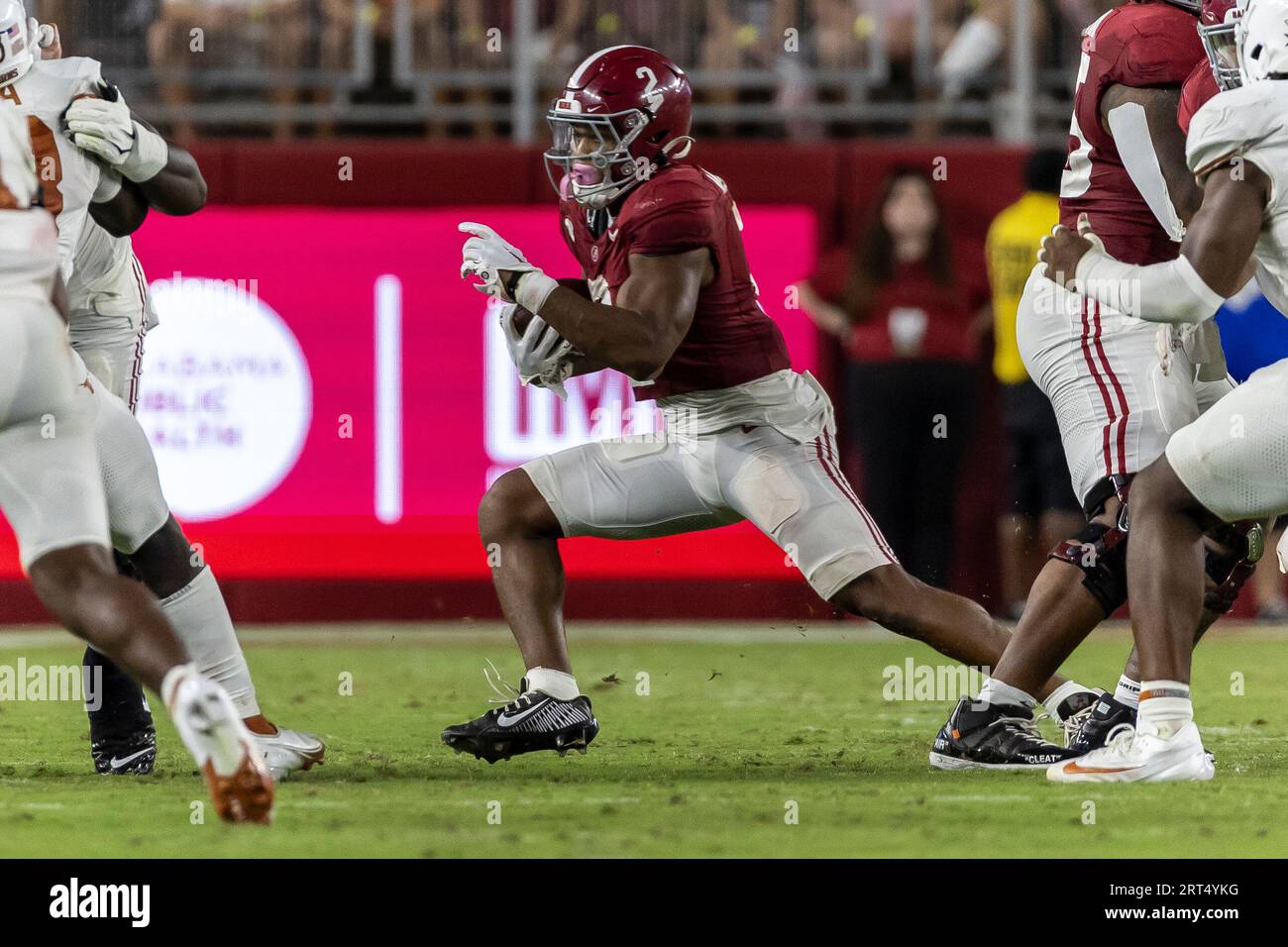 Alabama running back Jase McClellan (2) runs the ball against Texas ...