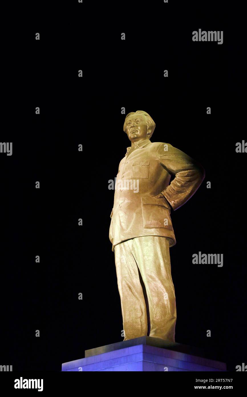 Chinese statue antiques hi-res stock photography and images - Alamy