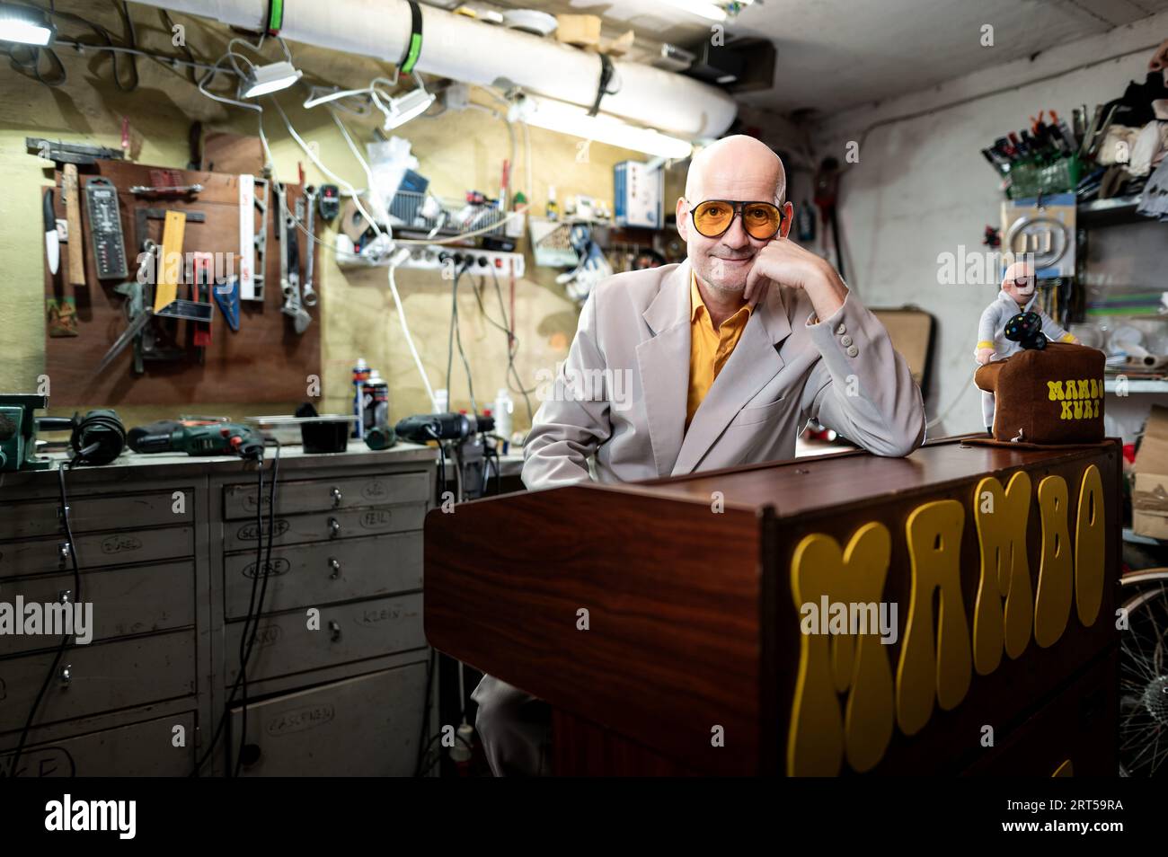 Bochum, Germany. 05th Sep, 2023. Musician Mambo Kurt sits at his organ ...