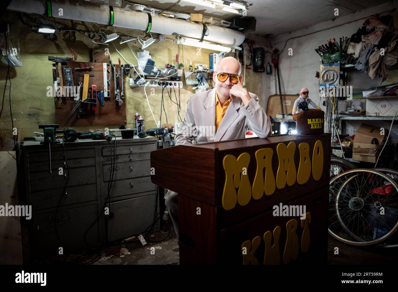 Bochum, Germany. 05th Sep, 2023. Musician Mambo Kurt sits at his organ ...