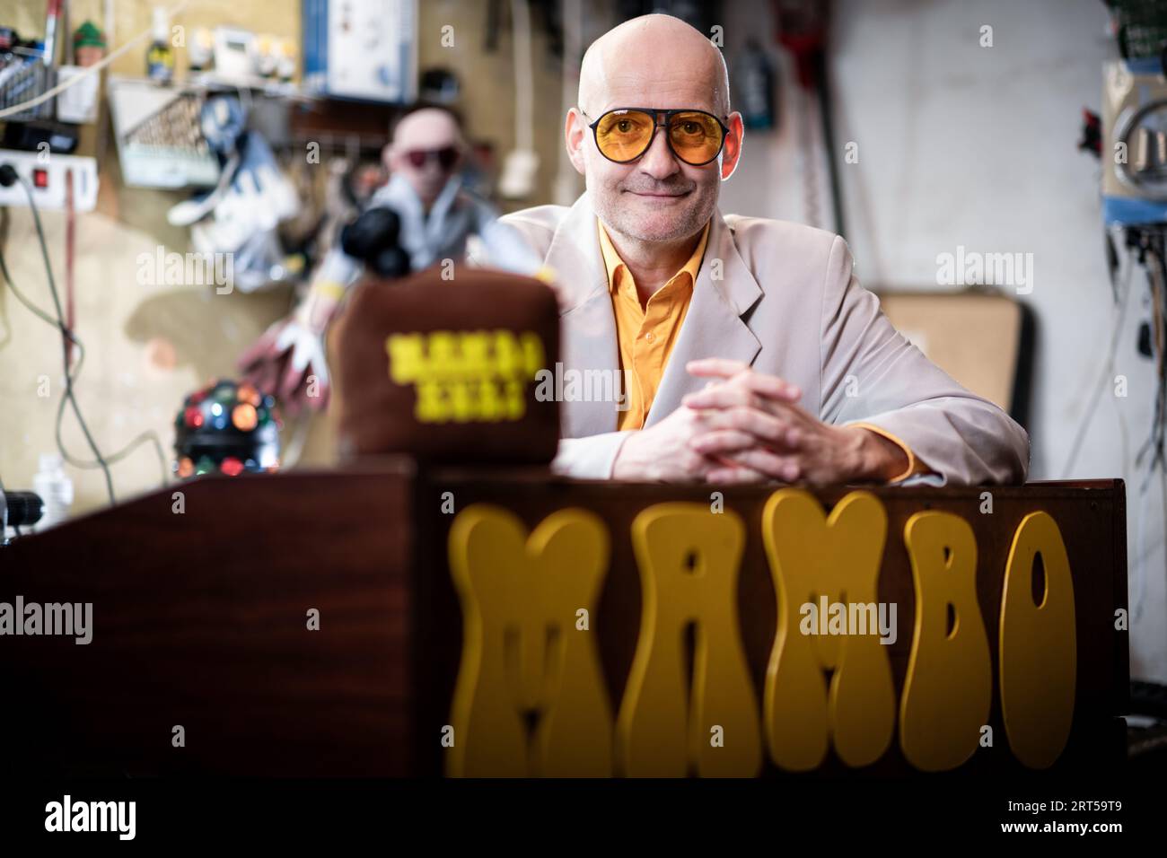 Bochum, Germany. 05th Sep, 2023. Musician Mambo Kurt sits at his organ ...