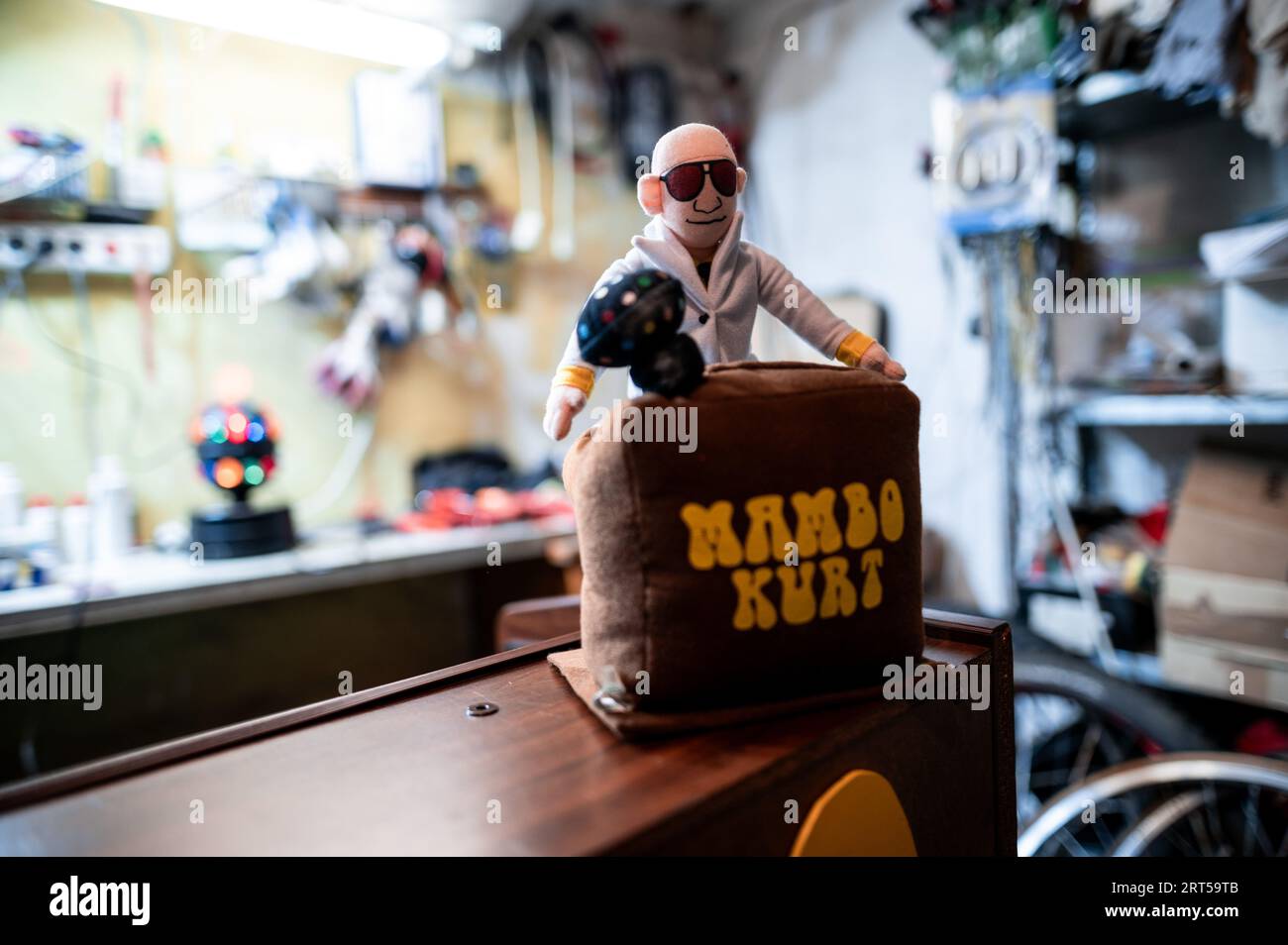 Bochum, Germany. 05th Sep, 2023. A plush figure of the musician Mambo ...