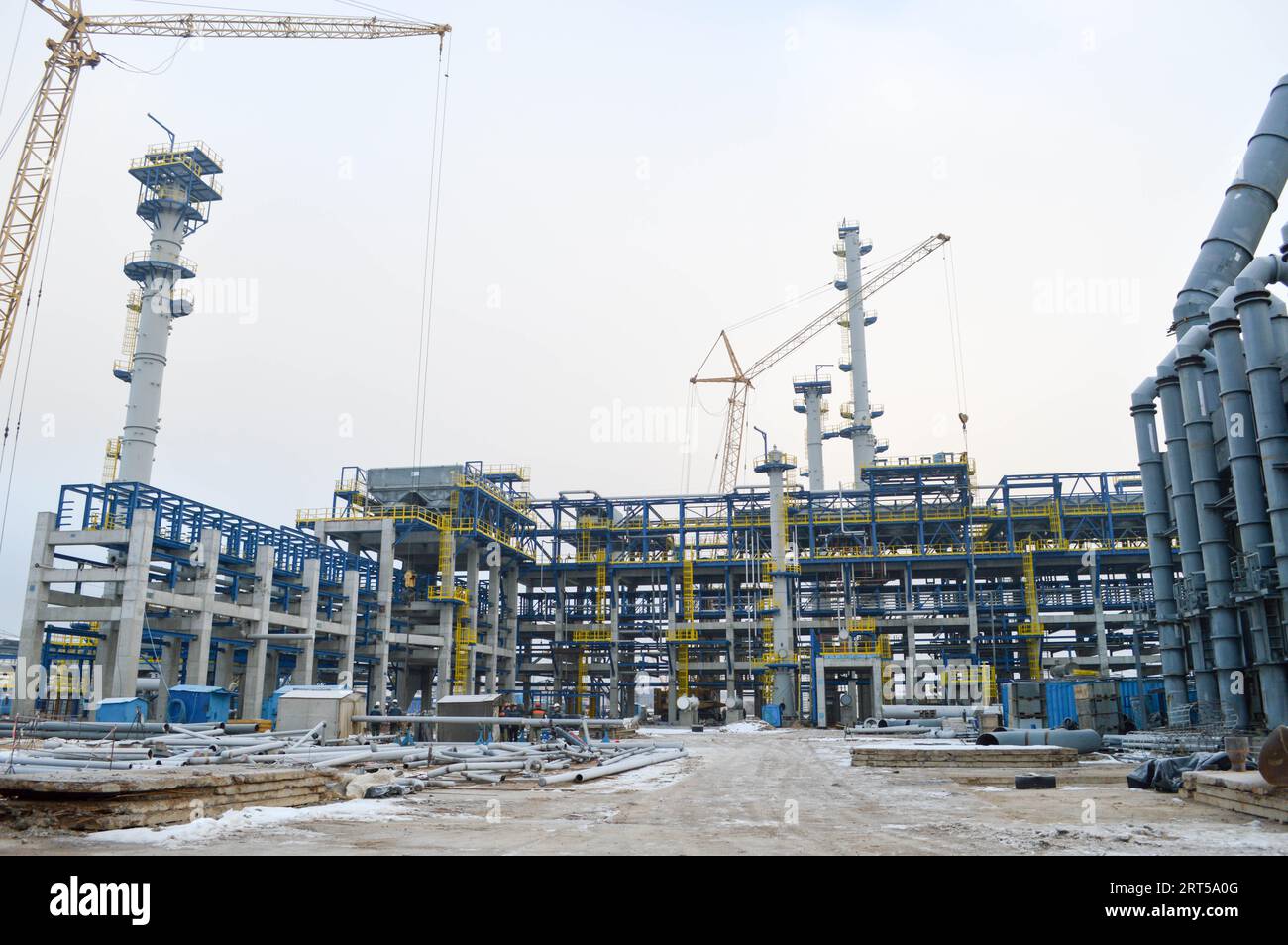 Construction of a new oil refinery, petrochemical plant with the help ...