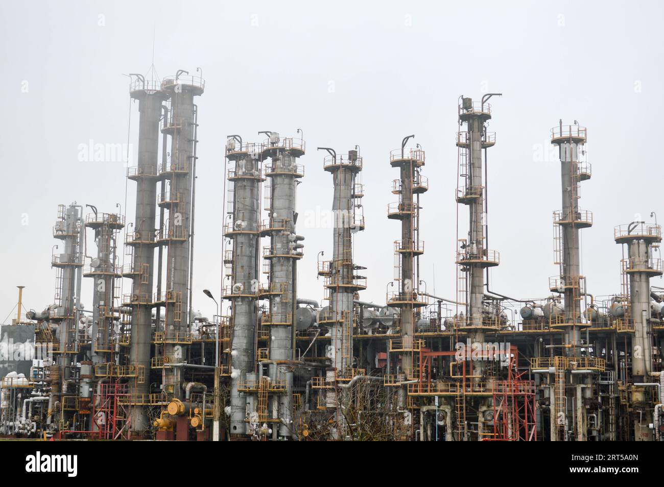 Crude oil refinery distillation column hi-res stock photography and ...