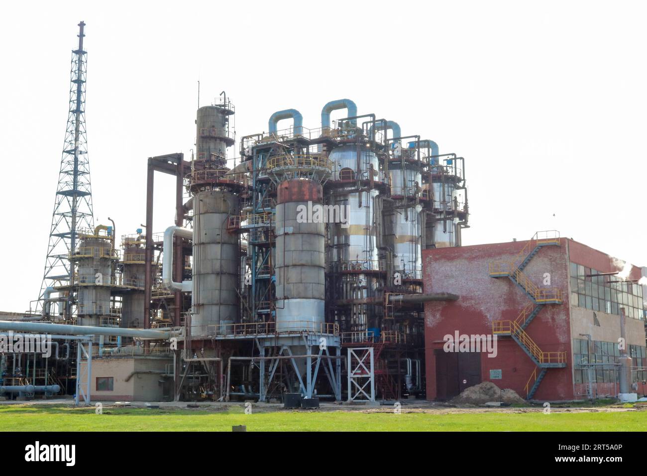 Chemical plant for the processing of petroleum products with ...