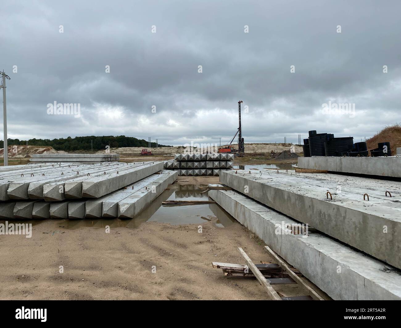 Reinforced concrete piles of the new building Stock Photo - Alamy