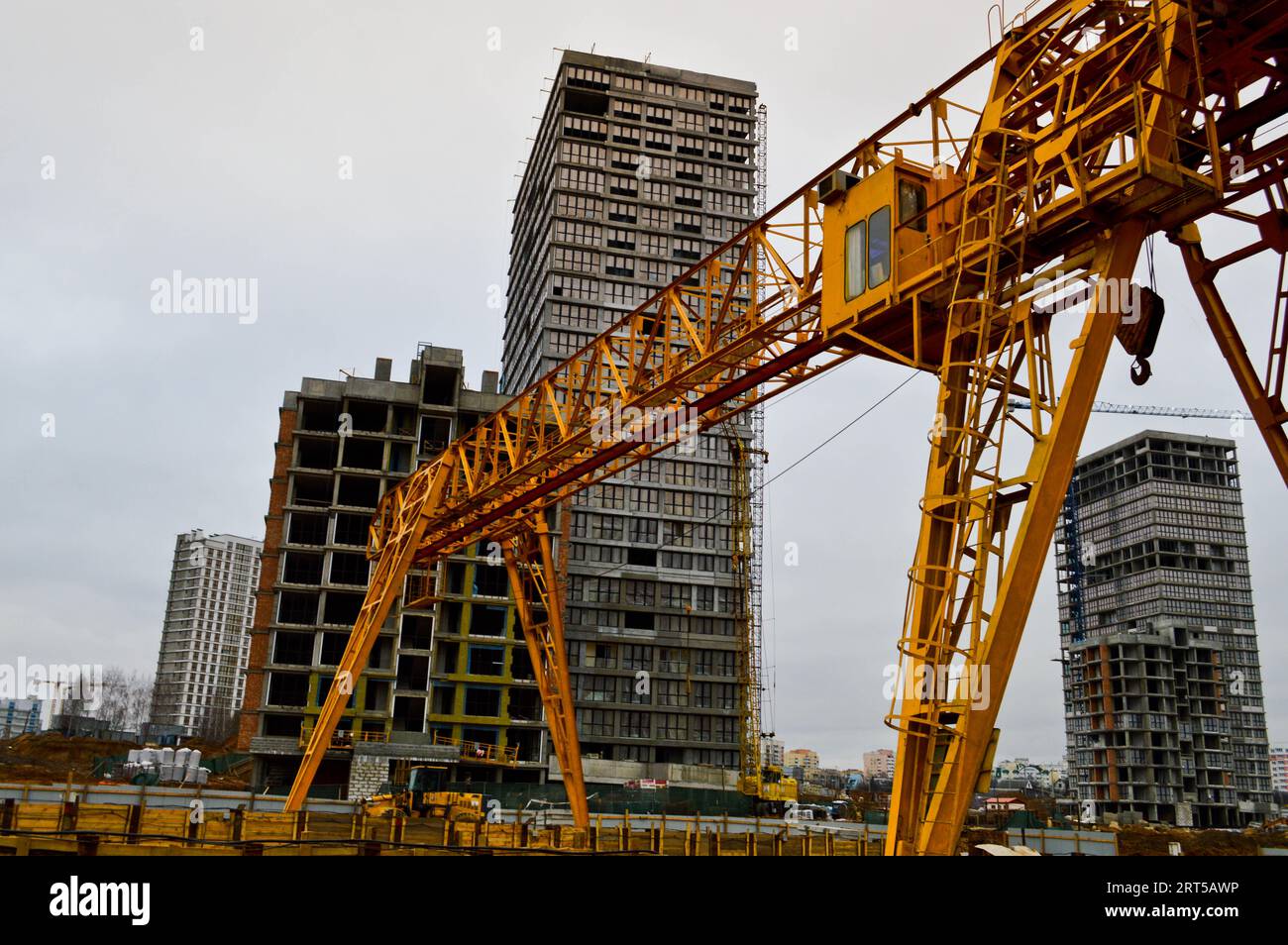 High heavy yellow metal iron load-bearing construction stationary ...