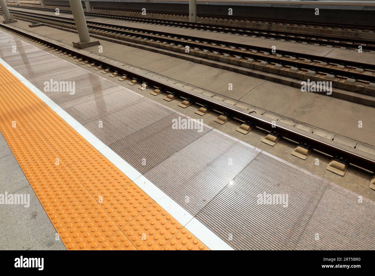 Stations platforms hi-res stock photography and images - Alamy