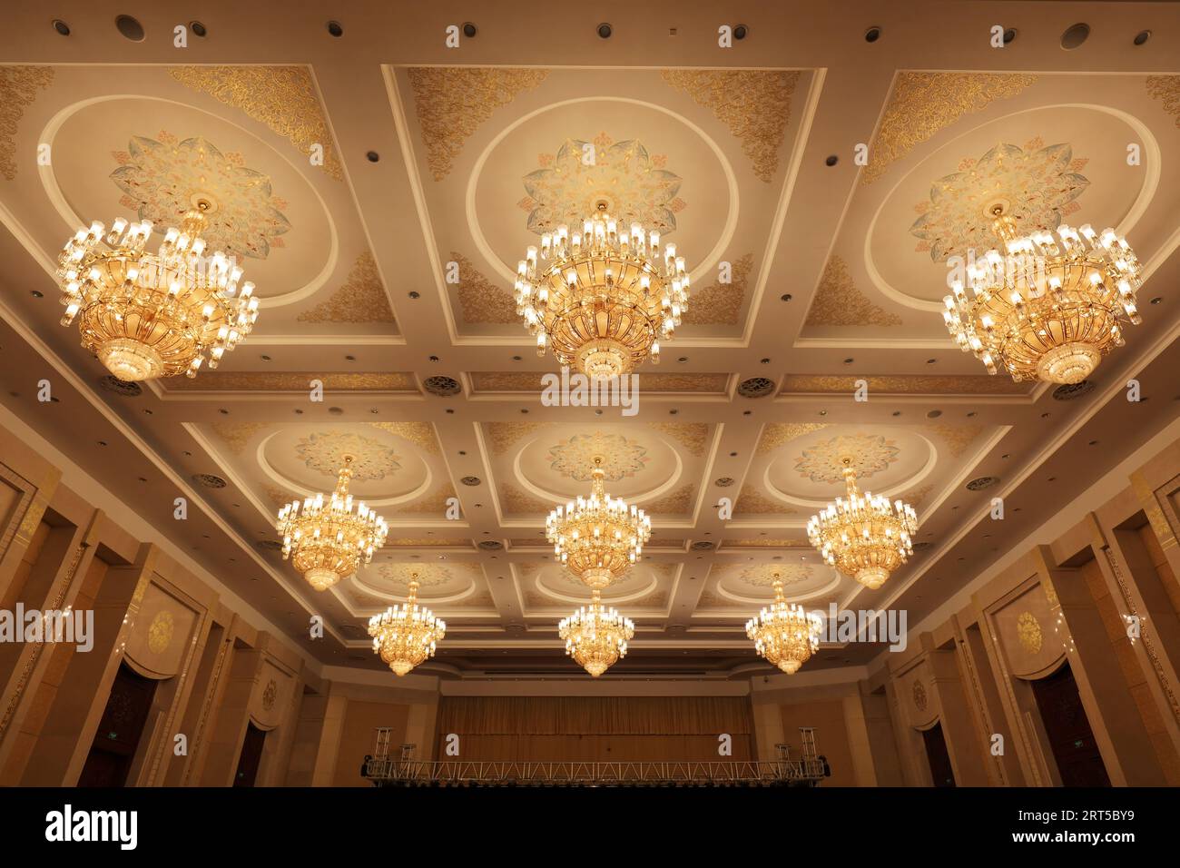Hotel lobby Chandelier Stock Photo - Alamy