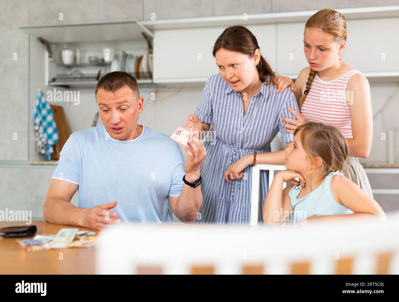 Parents give money to children hi-res stock photography and images - Alamy