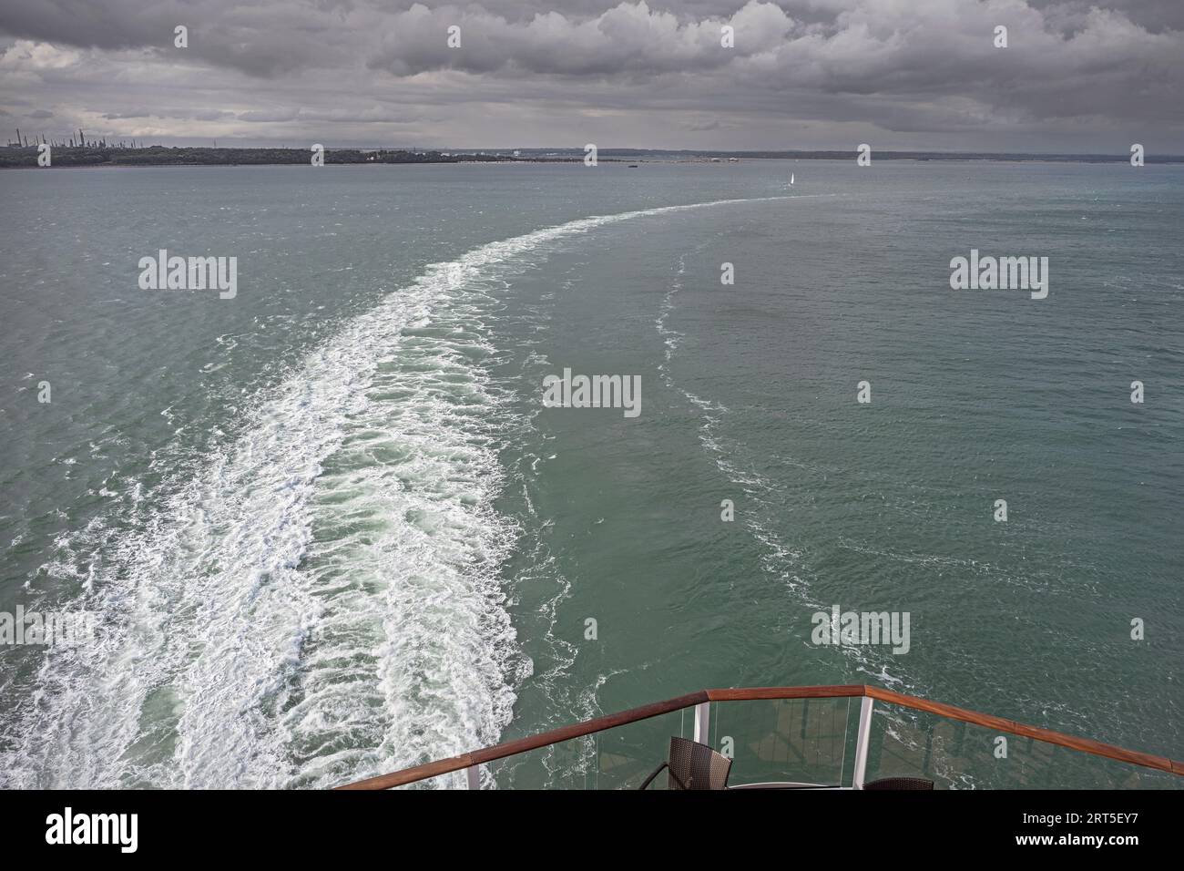Curved ship wake hi-res stock photography and images - Alamy