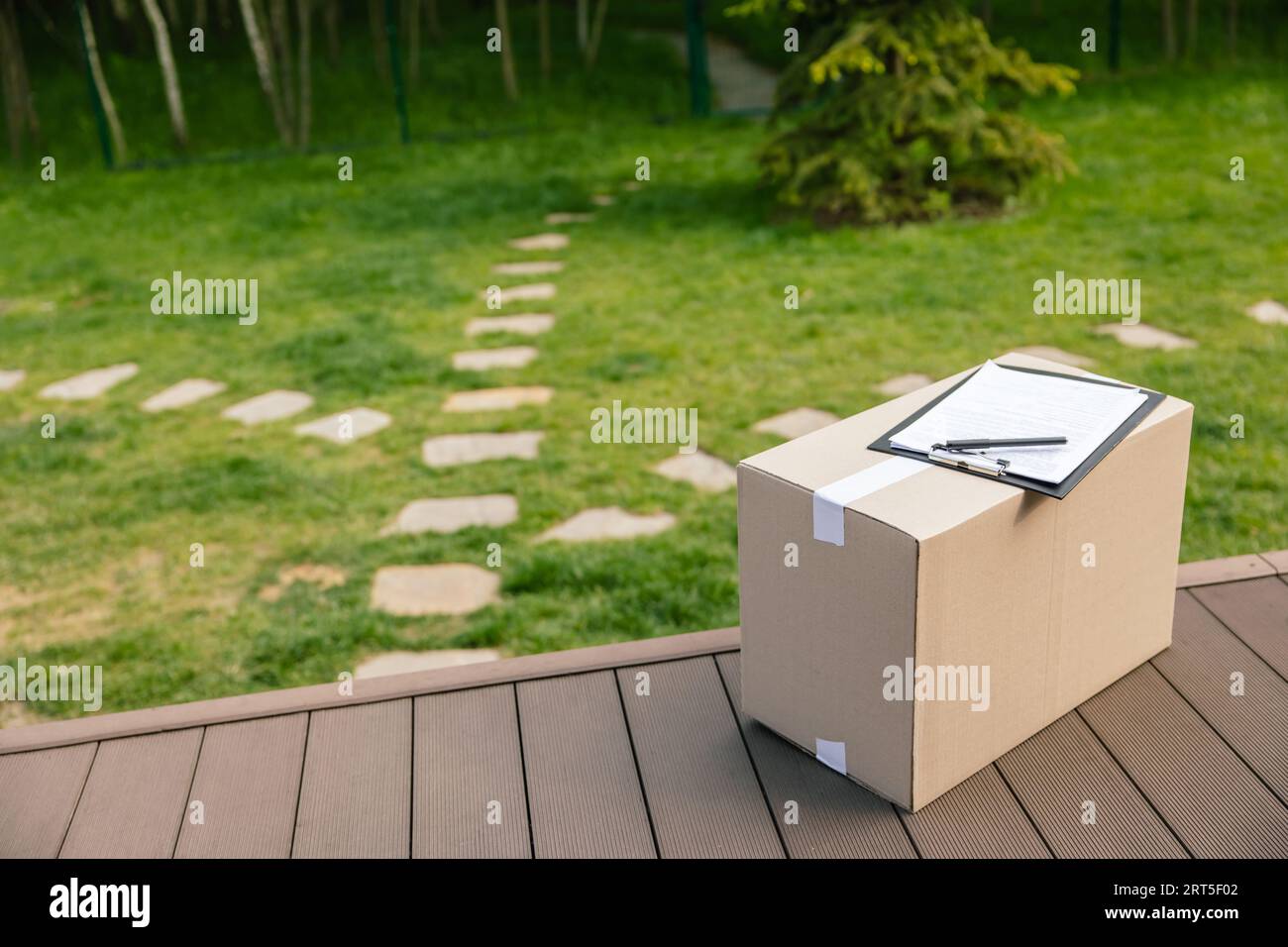 Carton box delivered and left outside ar entrance door Stock Photo - Alamy