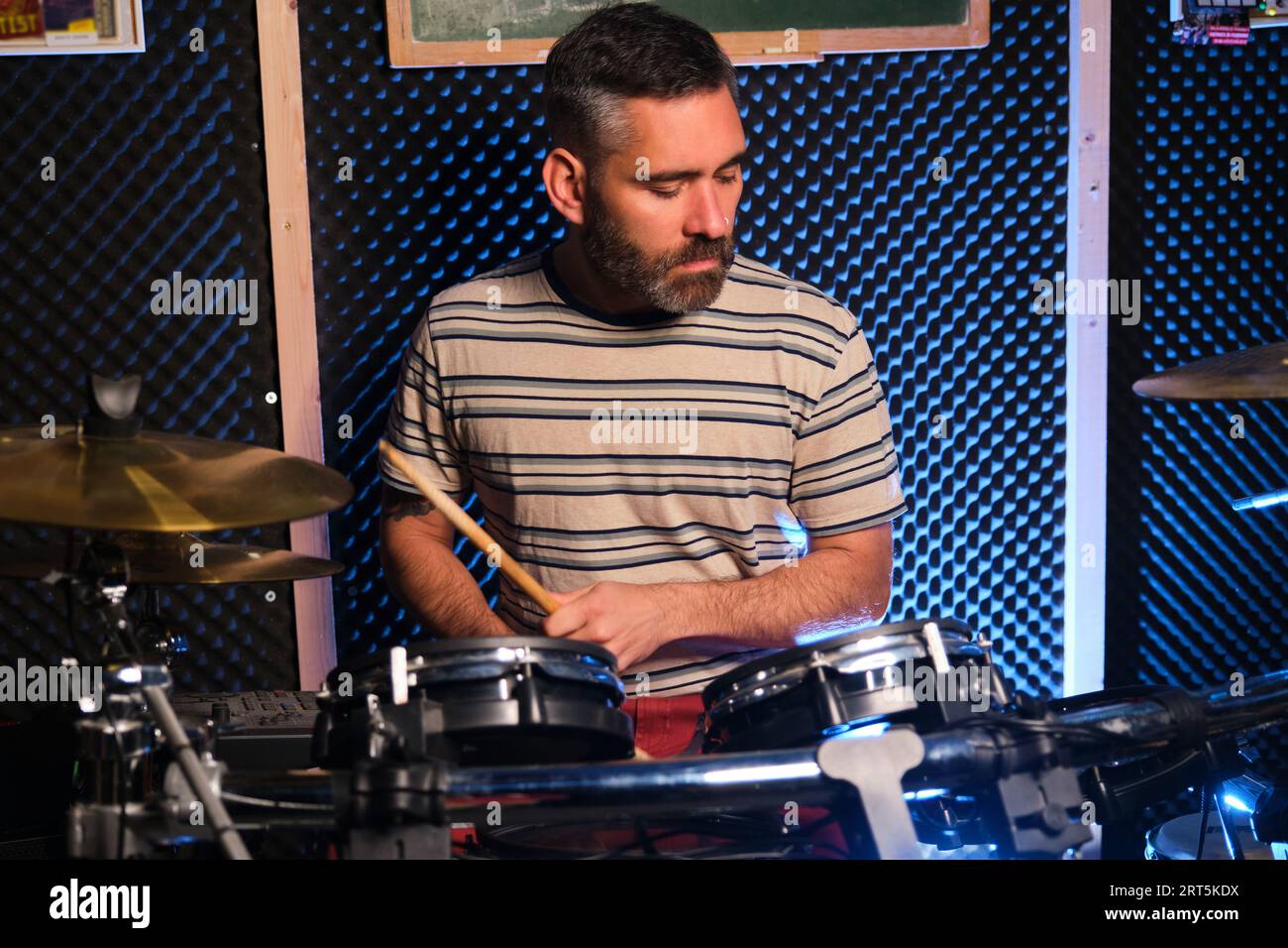 Man play drums hi-res stock photography and images - Alamy