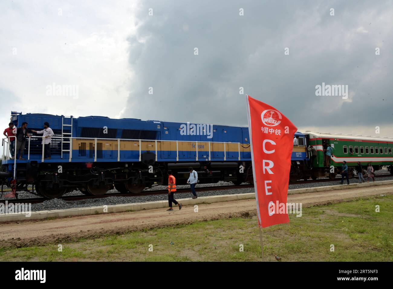 230908 -- DHAKA, Sept. 8, 2023 -- Passengers prepare to board a train ...