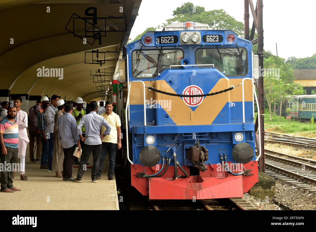 230908 -- DHAKA, Sept. 8, 2023 -- Passengers prepare to board a train ...
