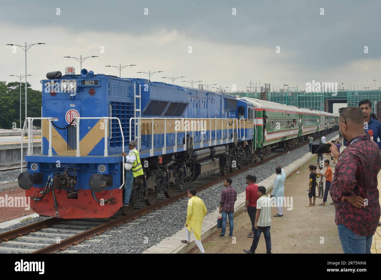 230908 -- DHAKA, Sept. 8, 2023 -- A man takes photos of a train ready ...