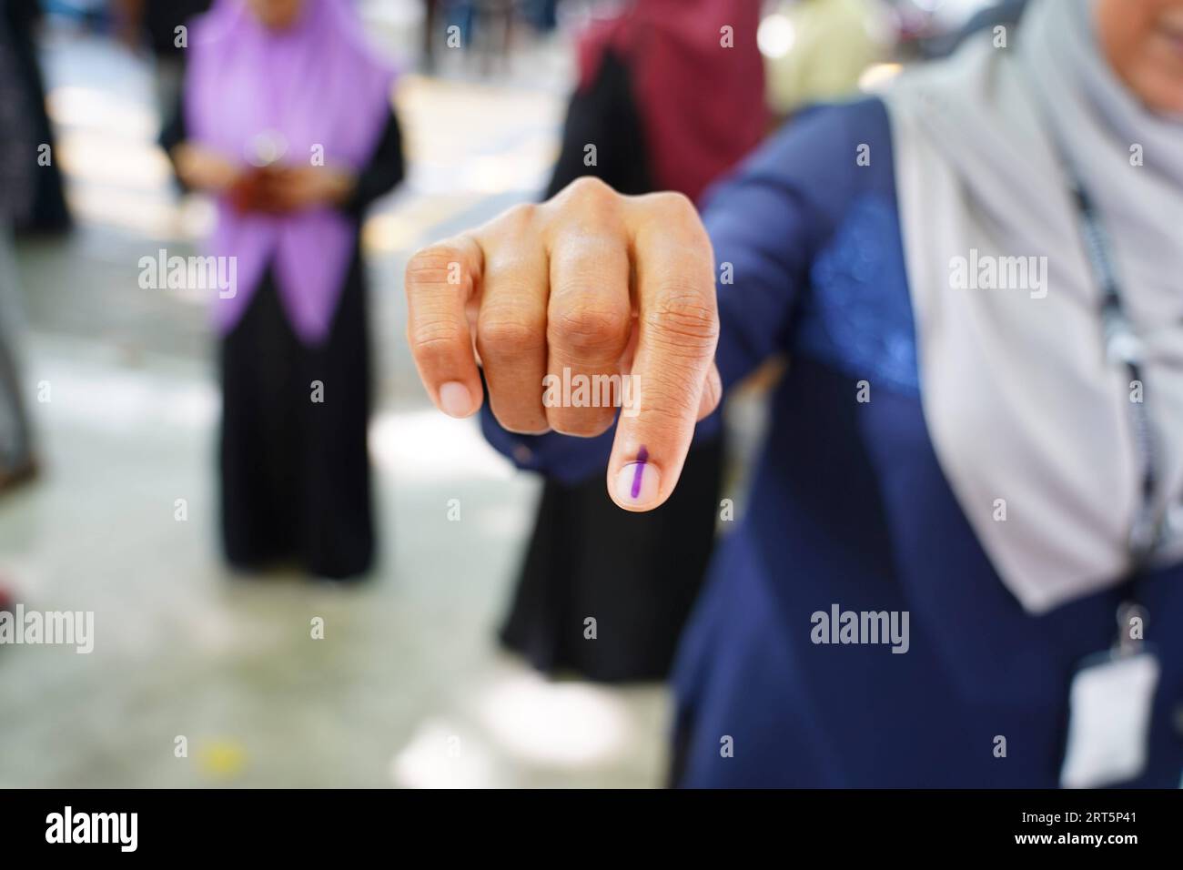 230909 -- MALE, Sept. 9, 2023 -- A voter shows her finger dyed with ...