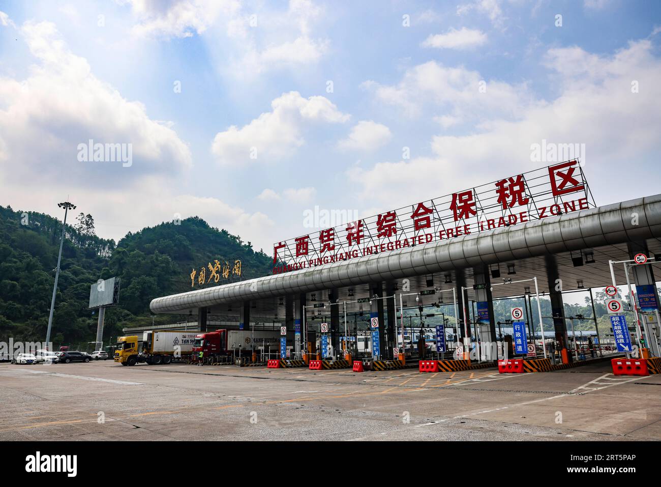 230909 -- NANNING, Sept. 9, 2023 -- Trucks loaded with goods from ASEAN ...