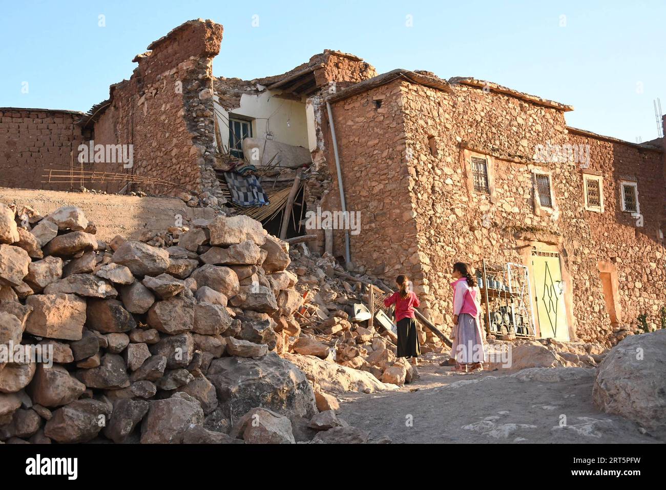230910 -- MARRAKESH, Sept. 10, 2023 -- Children stand by a damaged ...