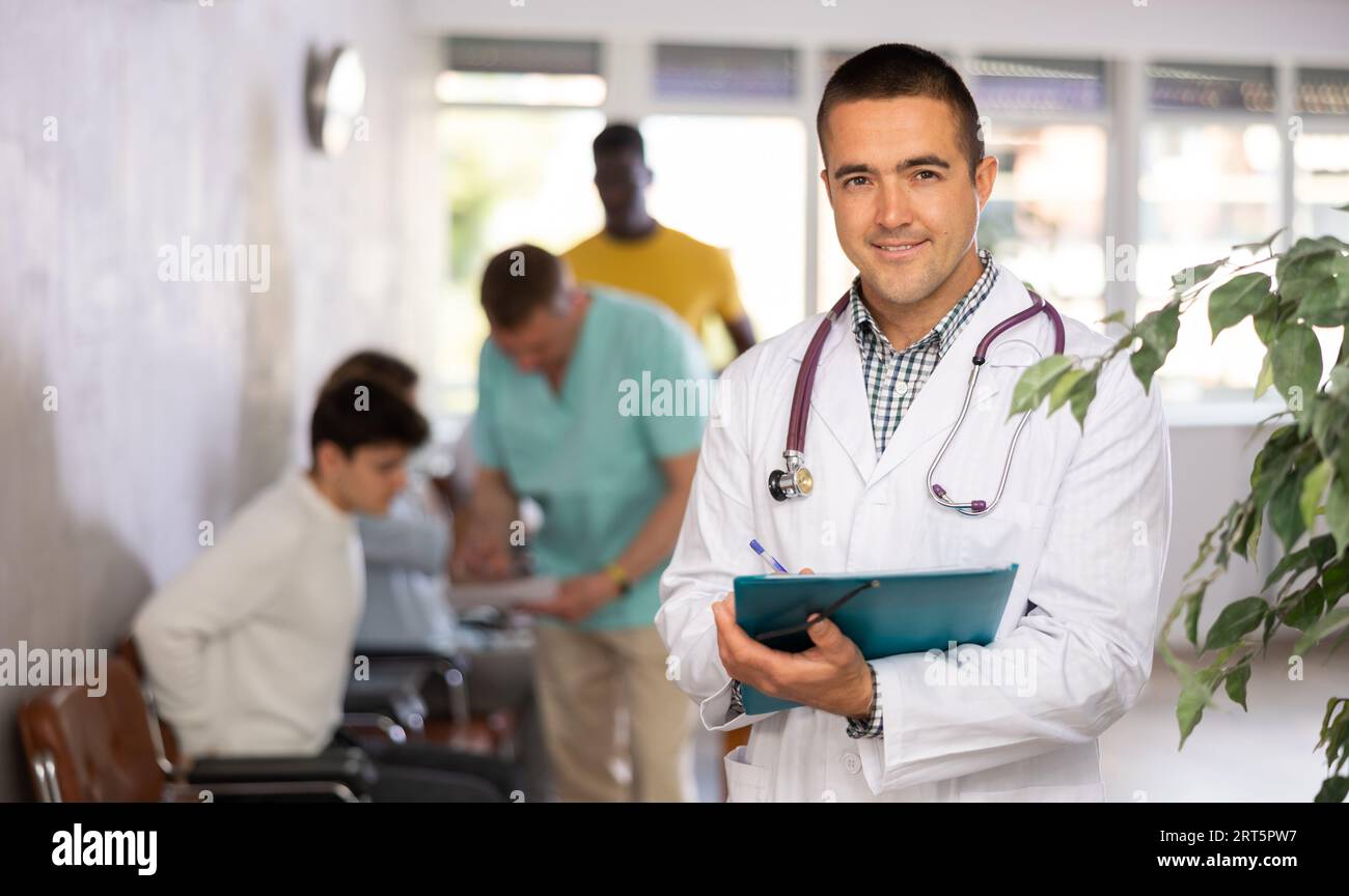 Doctor card filling out hi-res stock photography and images - Alamy
