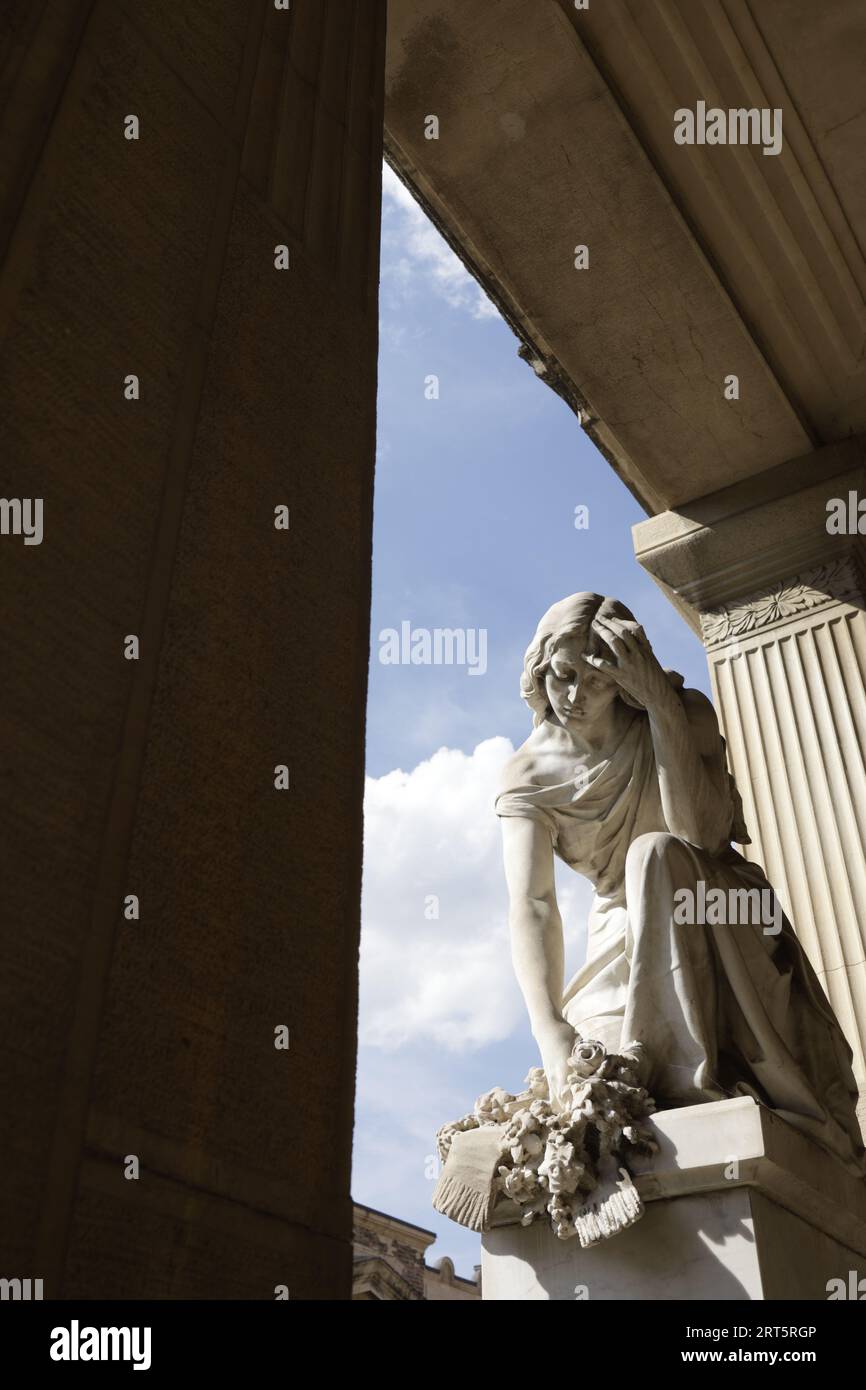 Female statue in Cemetery Stock Photo - Alamy