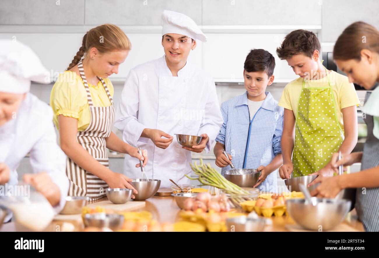 Teen boy cooking class hi-res stock photography and images - Alamy