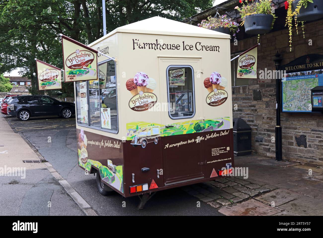 Farmhouse Ice Cream trailer Stock Photo - Alamy