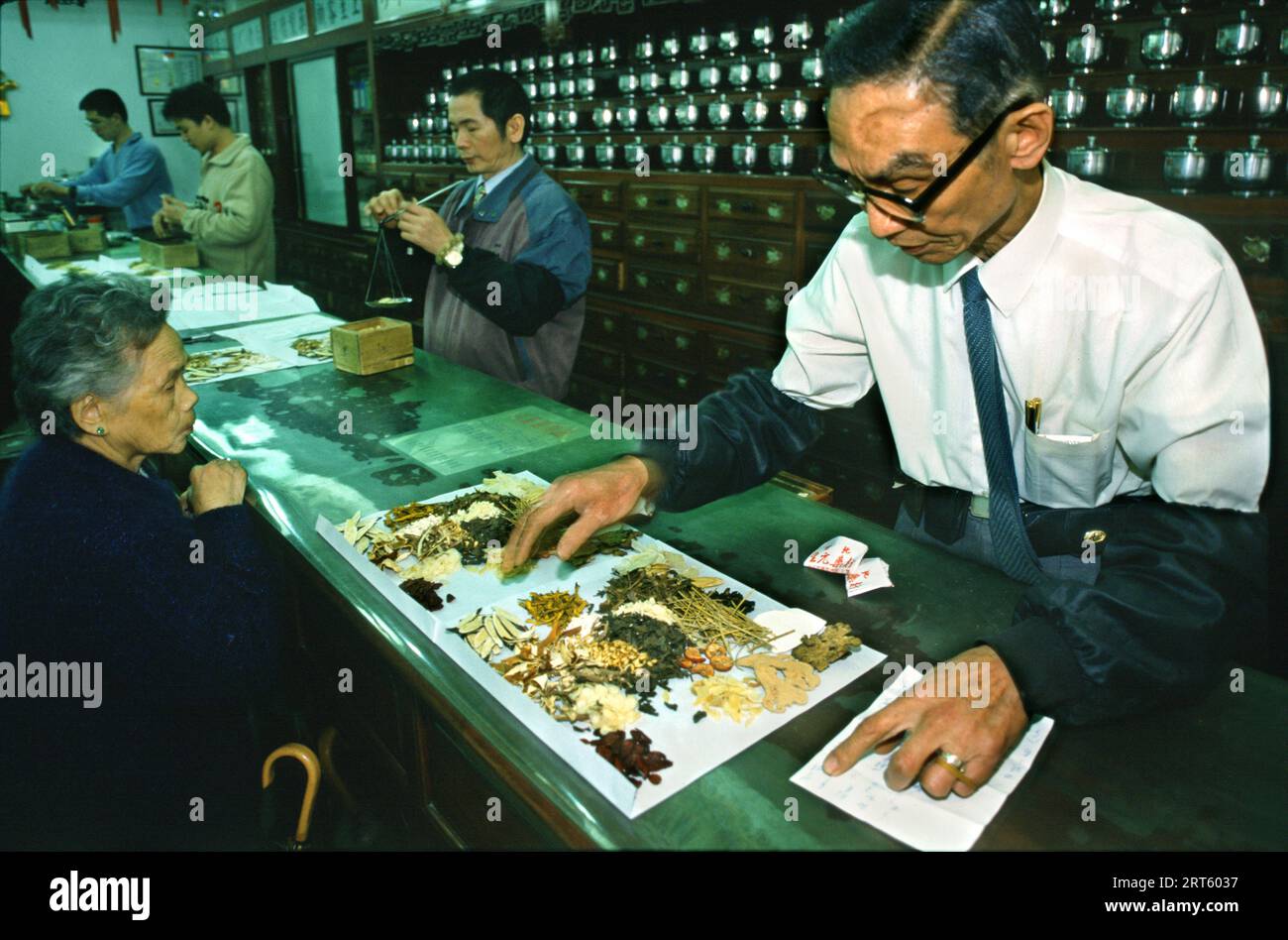 Traditional chinese pharmacy taipei taiwan hi-res stock photography and ...