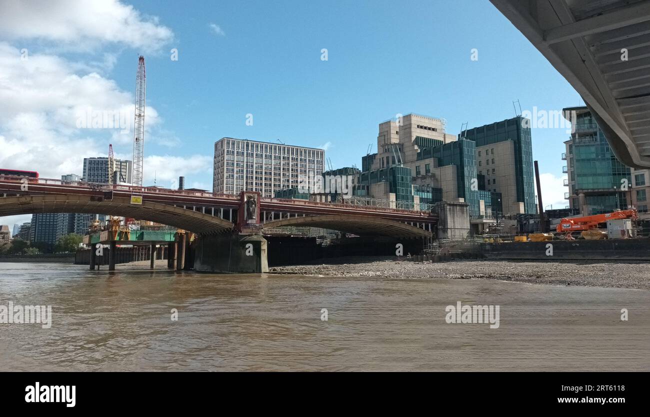 Old vauxhall bridge hi-res stock photography and images - Alamy
