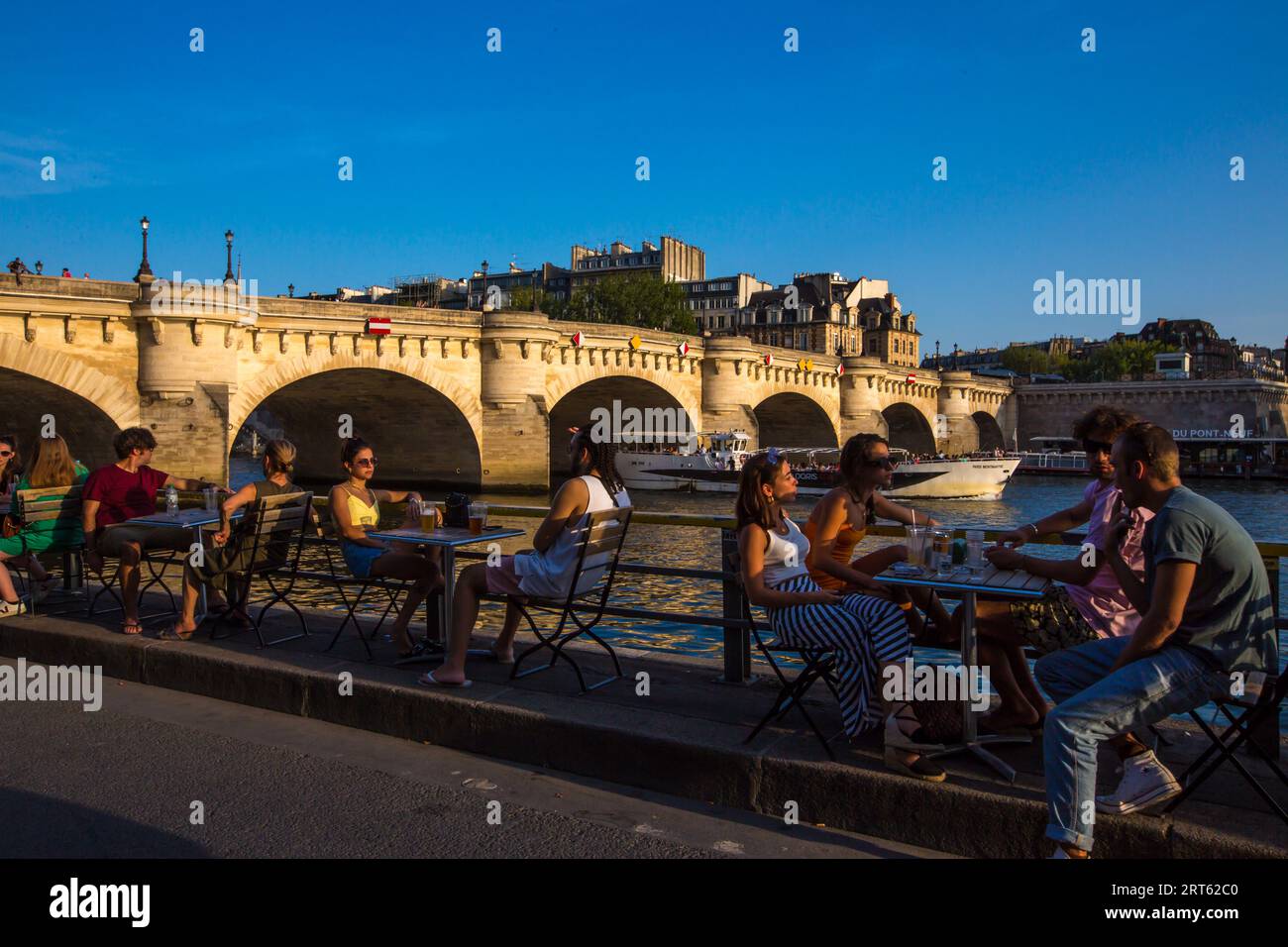 FRANCE. PARIS (75) 1ST DISTRICT. PARIS BEACHES. PARISIANS ON THE QUAYS ...