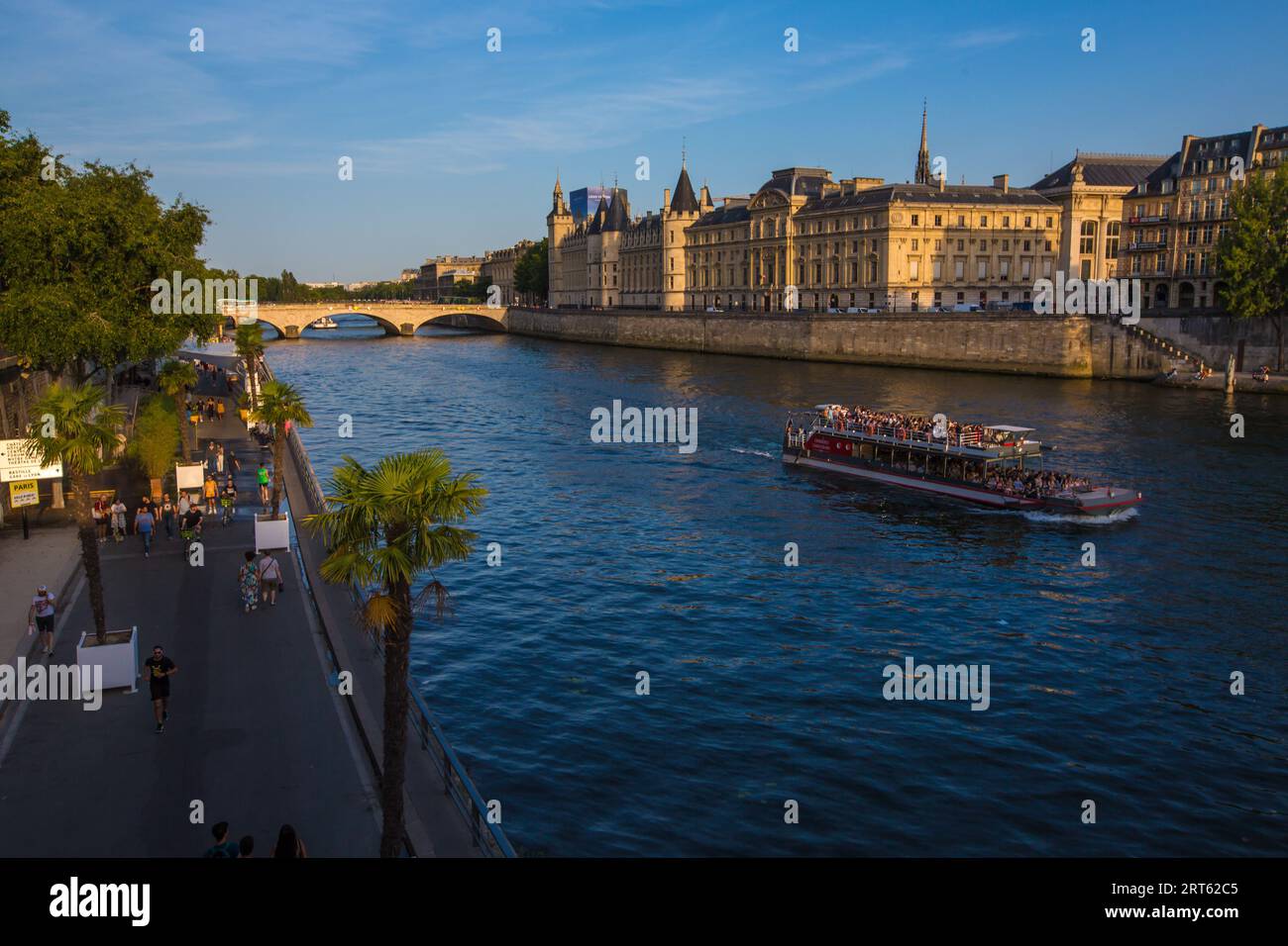 FRANCE. PARIS (75) 1ST DISTRICT. PARIS BEACHES. PARISIANS ON THE QUAYS ...