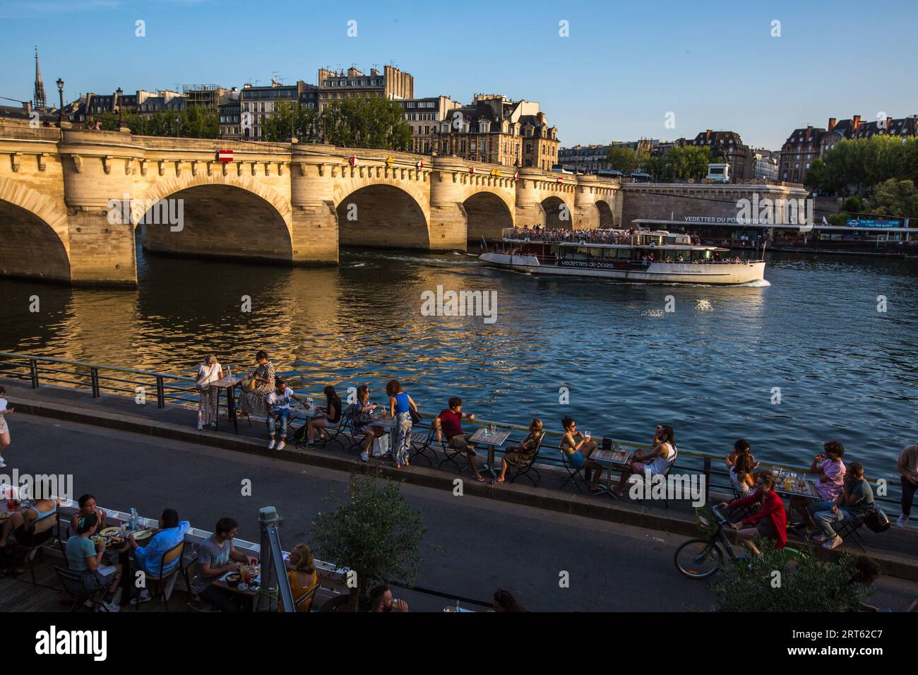 FRANCE. PARIS (75) 1ST DISTRICT. PARIS BEACHES. PARISIANS ON THE QUAYS ...