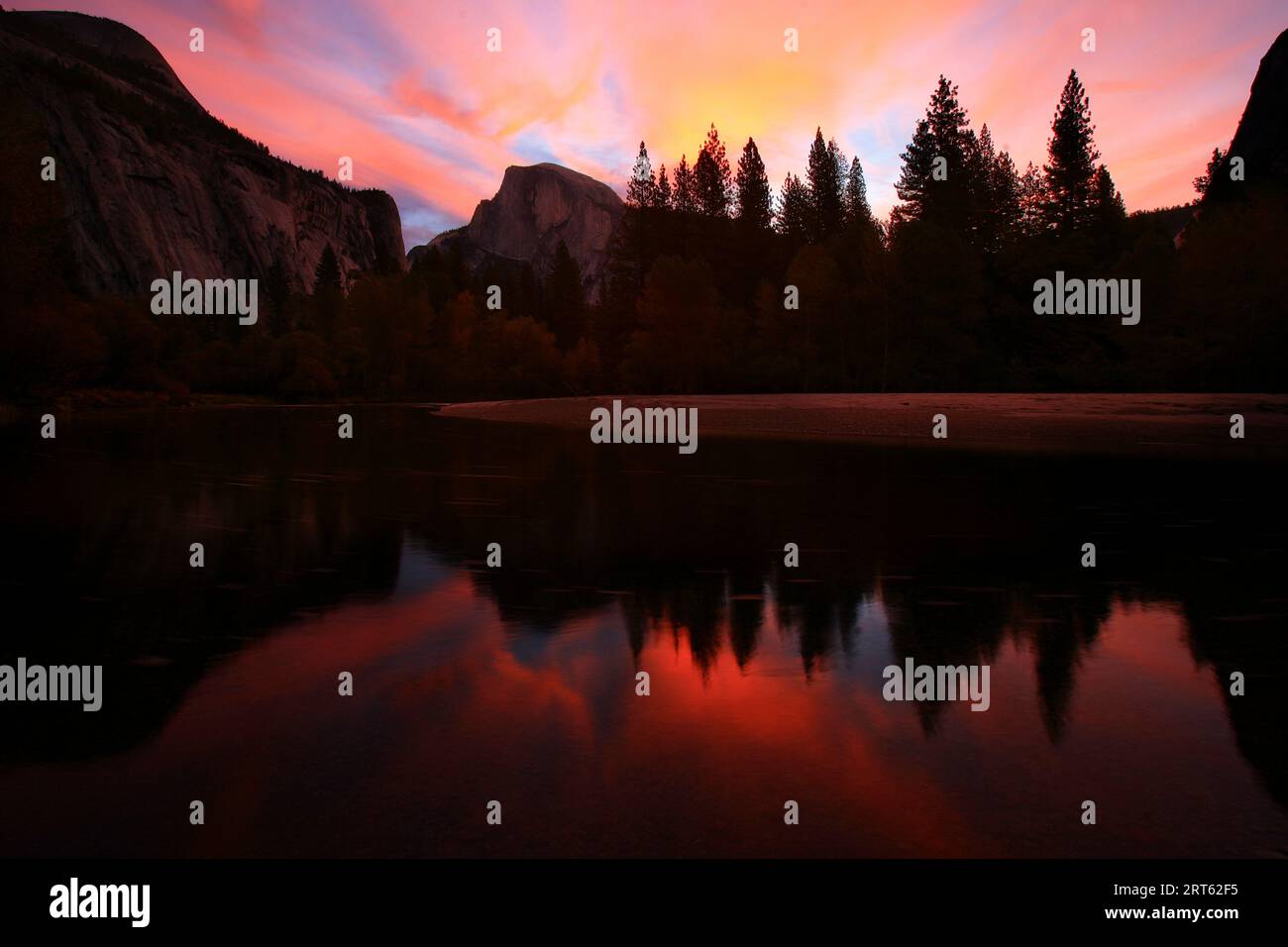 Fall sunset over Half Dome monolith in Yosemite National Park ...