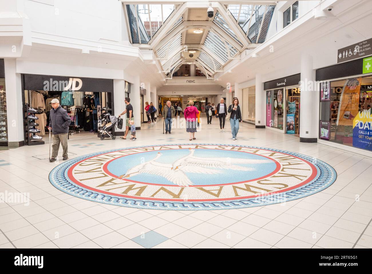 Horsham, August 30th 2023: Swan Walk shopping mall Stock Photo - Alamy
