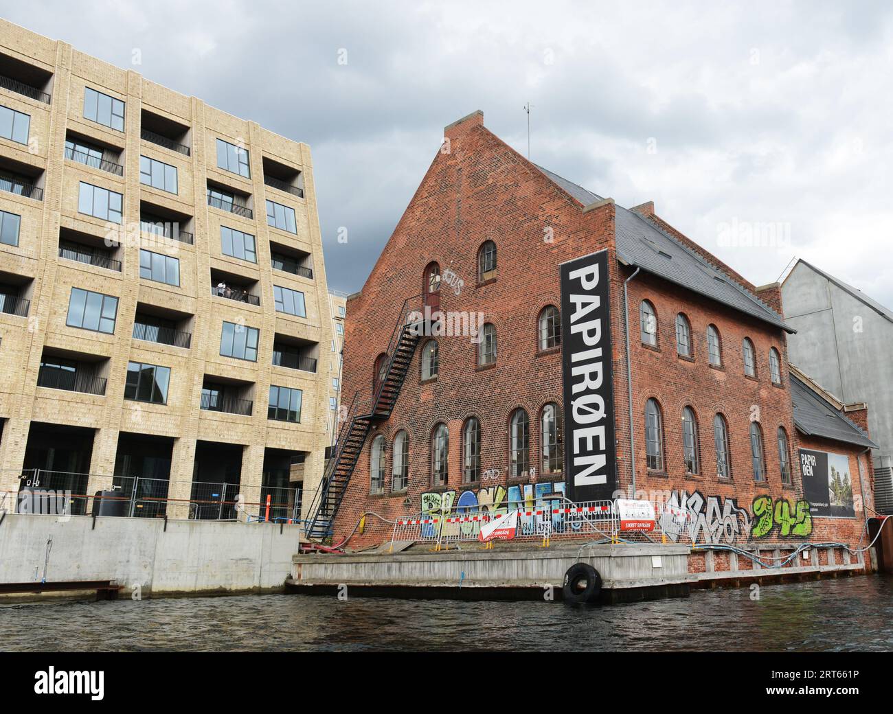 Waterfront housing complex hi-res stock photography and images - Alamy