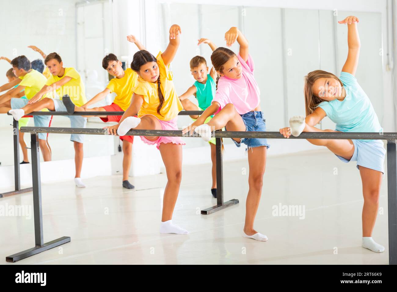 Group children doing leg hi-res stock photography and images - Alamy