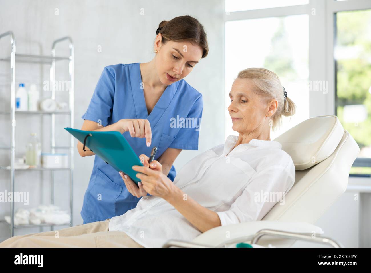 Signing doctor patient surgical hi-res stock photography and images - Alamy