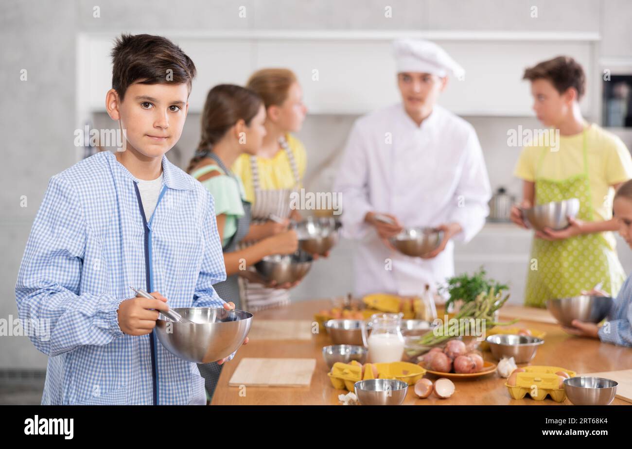 Group children cooking class hi-res stock photography and images - Alamy