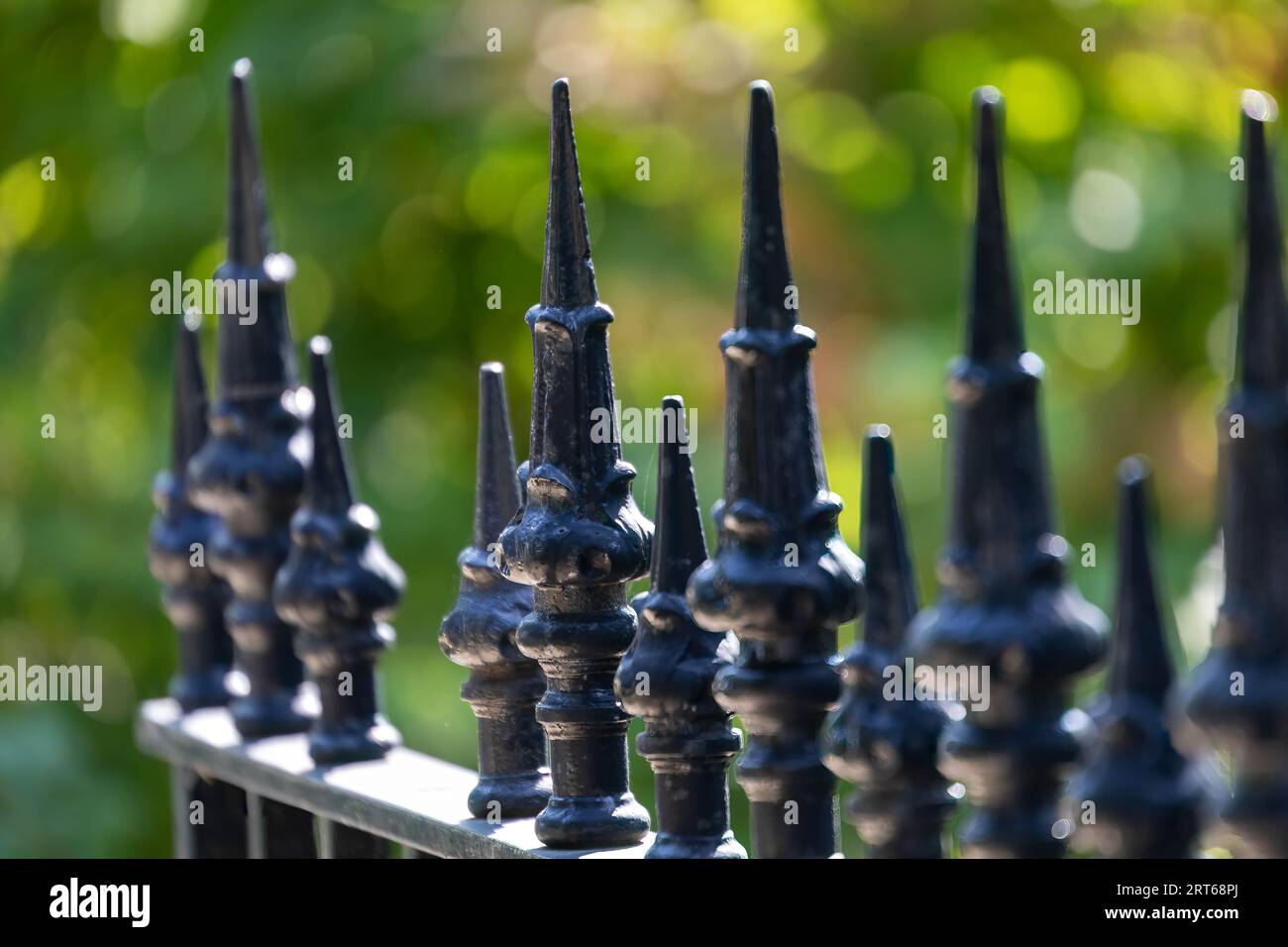 Metal fence spikes wire hi-res stock photography and images - Alamy