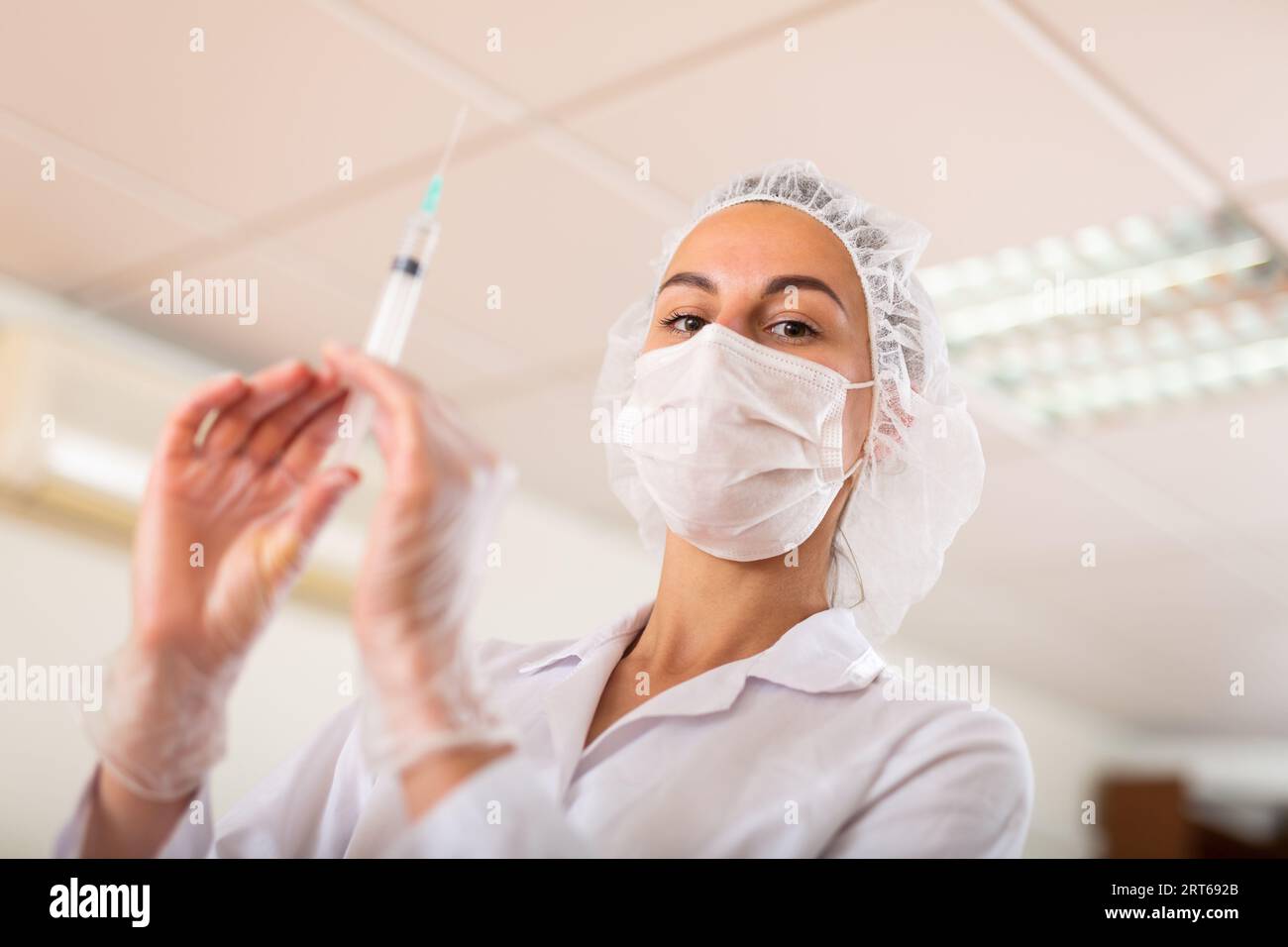 Nurse prepares a syringe for injection Stock Photo - Alamy