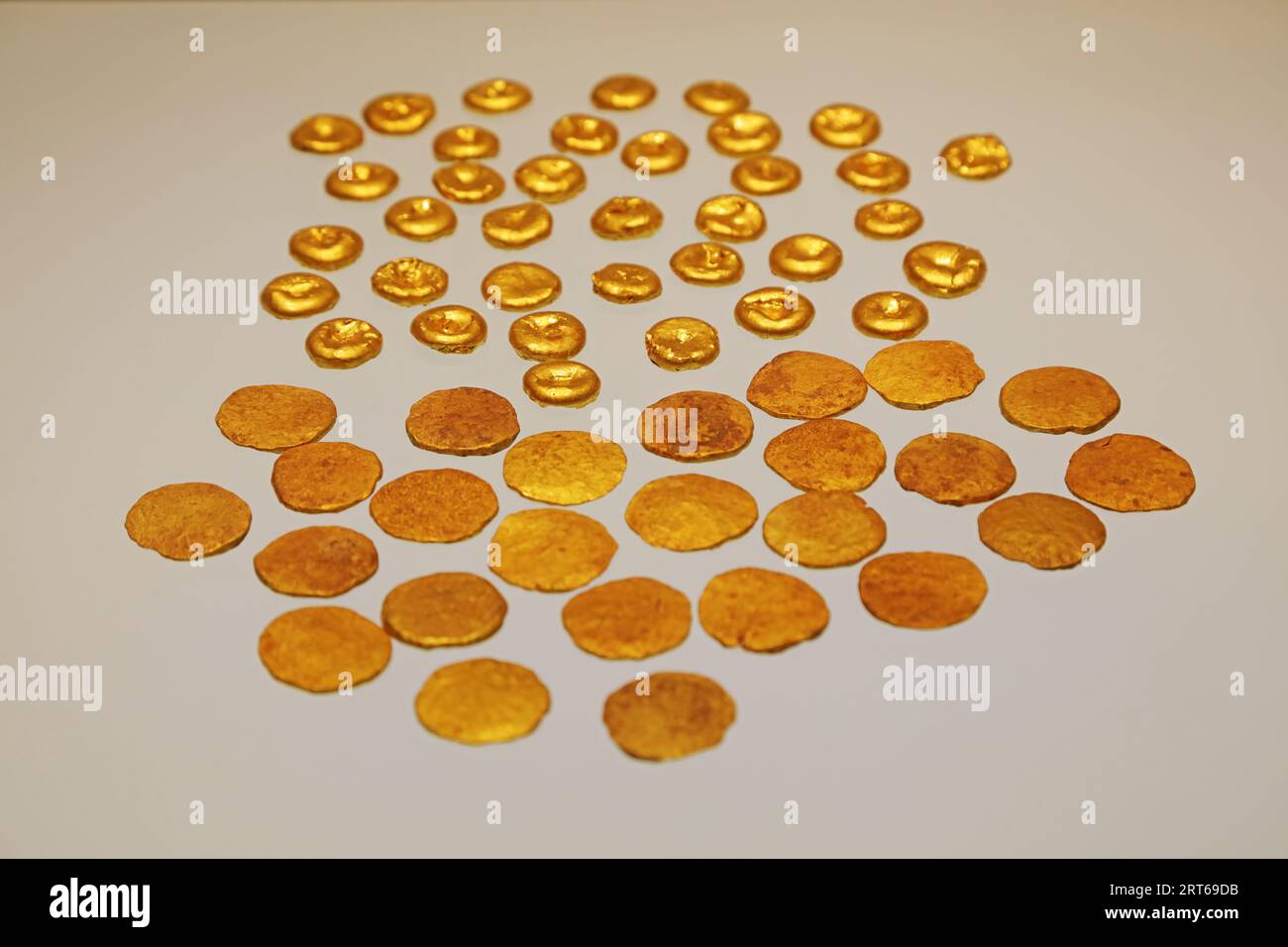 Gold cakes in the exhibition hall, Precious Cultural Relics Unearthed ...