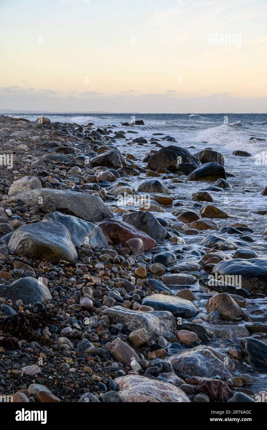 Ocean breaking across rocks hi-res stock photography and images - Alamy