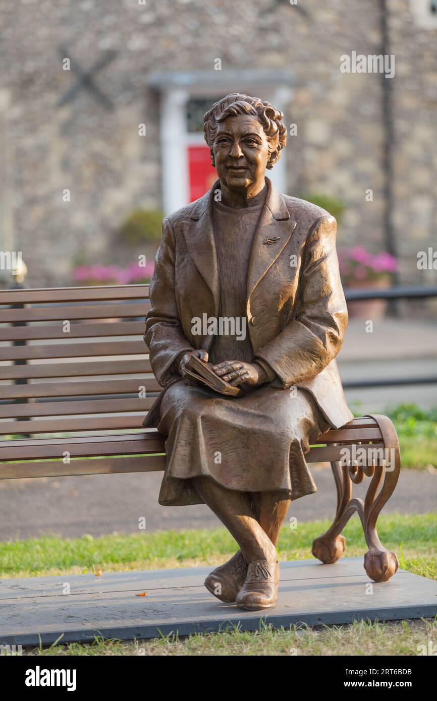 Agatha christie statue unveiled in wallingford hi-res stock photography ...